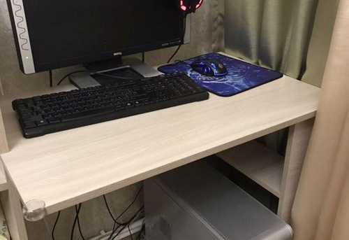 Игровой компьютер с монитором и клавиатурой