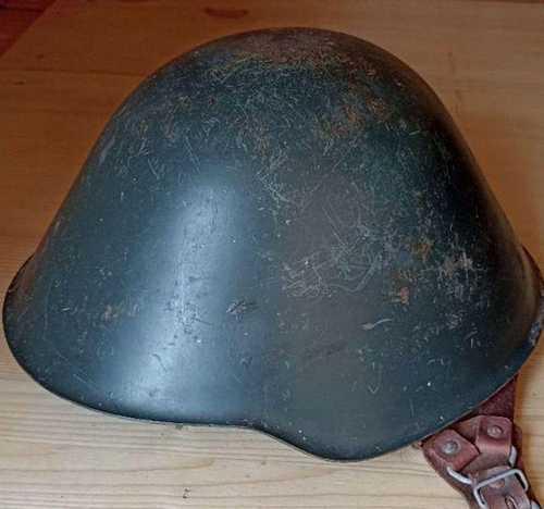 Военная немецкая каска гдр