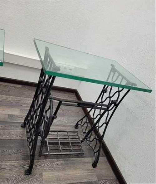 Стол на станине стекло