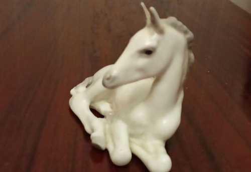 Фарфоровая статуэтка "лежачий конь"