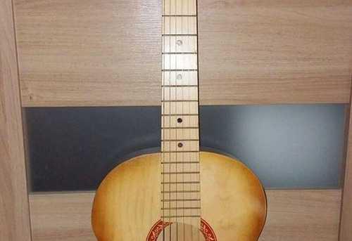 Акустическая шестиструнная гитара