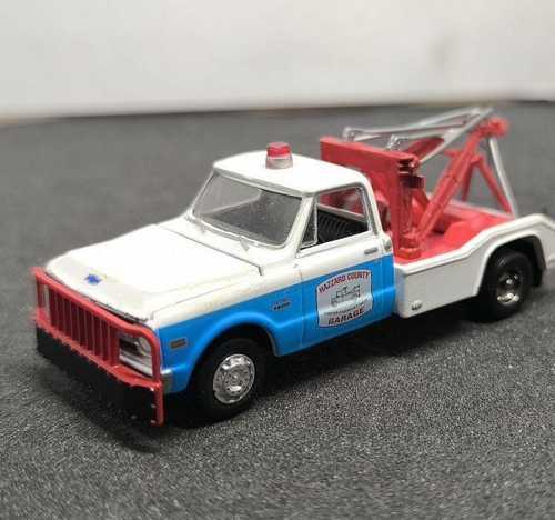 Модель 1969 Chevrolet C30 Tow Truck 1:64