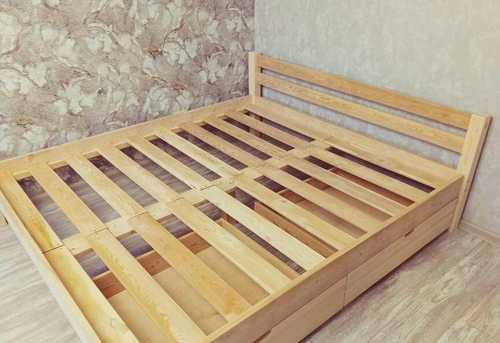 Двухспальная деревянная кровать