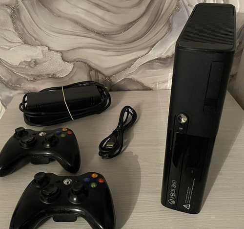 Microsoft Xbox 360 E, 500 ГБ, 2 геймпада