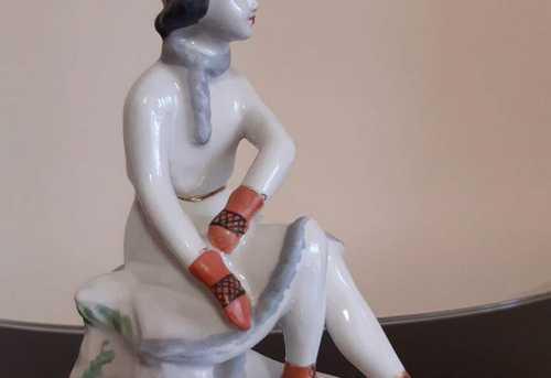 Фарфоровая статуэтка "Девушка на коньках", зхк