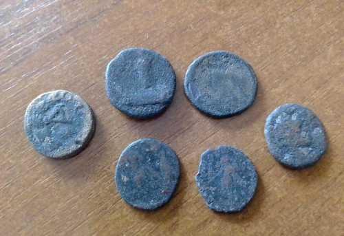 Кучка разных древних монет 3