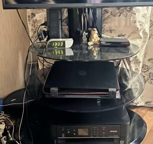 Стол стеклянный с креплением для телевизора