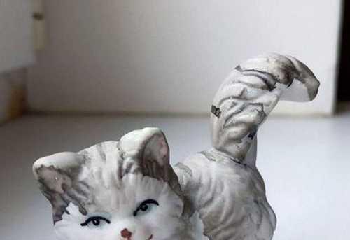 Фарфоровая статуэтка с кошкой