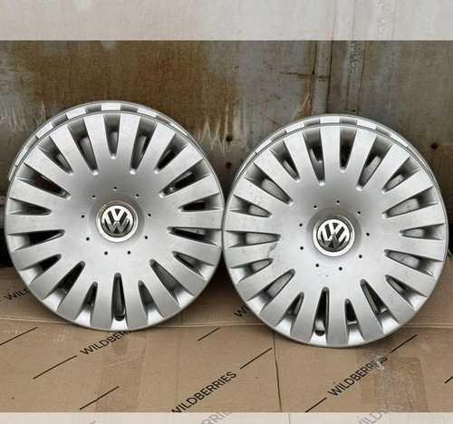 Колпаки на Volkswagen r15 и два колпака Ford r15