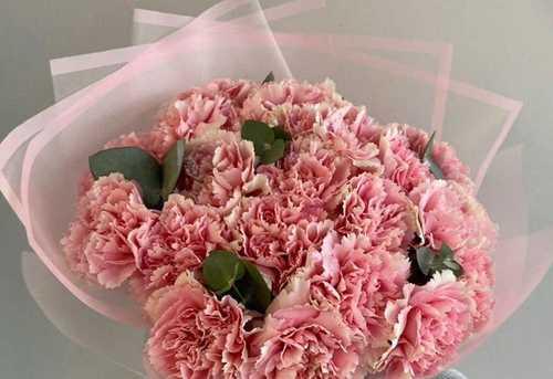 Букет из 25 розовых диантусов Джоди с эвкалиптом