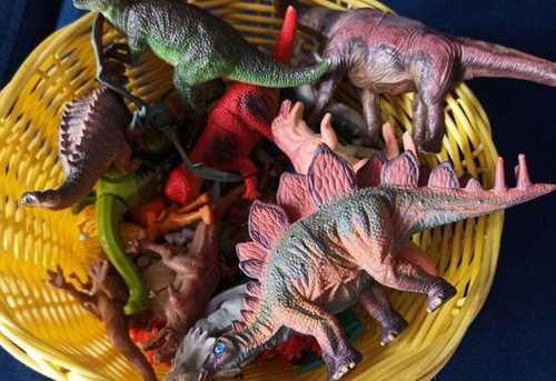 Фигурки динозавров и зверей с корзинкой