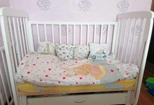Детская кроватка с продольным маятником и матрацом