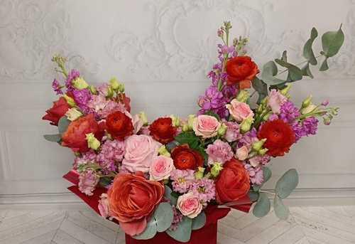 Шляпная коробка ранункулюсы и розы Доставка цветов