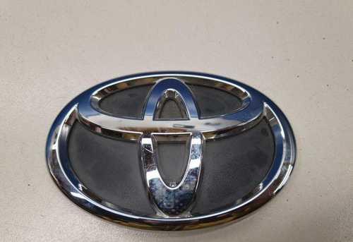 Эмблема крышки багажника Toyota Camry XV50 2011-20