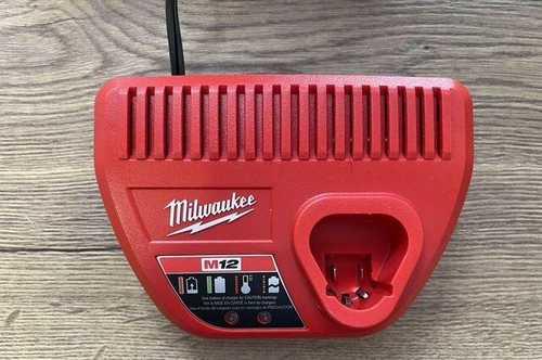 Зарядное устройство Milwaukee M 12