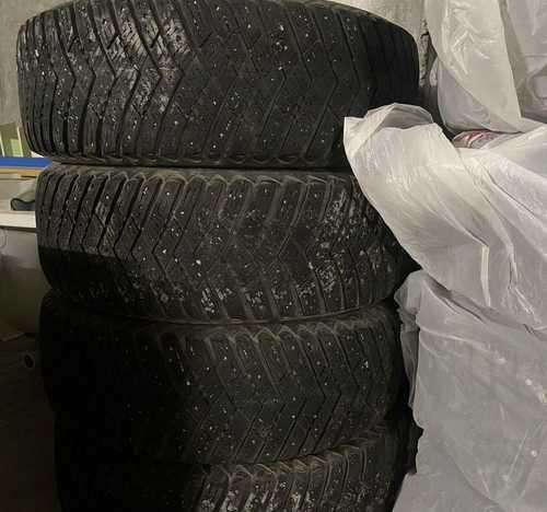 Goodyear UltraGrip Ice Arctic SUV 235/65 R17