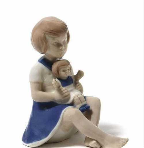 Фарфоровая фигура Девочка с куклой. Karl Schneider