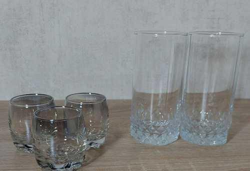 Стеклянные бокалы стаканы и стеклянные стопки