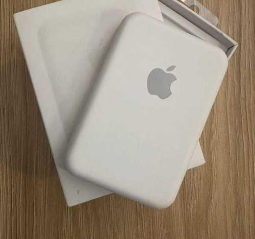 Портативный аккумулятор Apple MagSafe