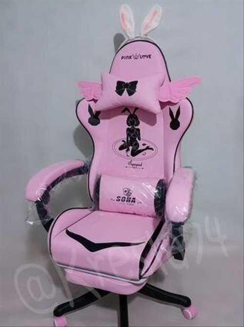 Геймерское кресло розового цвета с подножкой