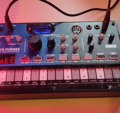 Аналоговый синтезатор korg volca nubass