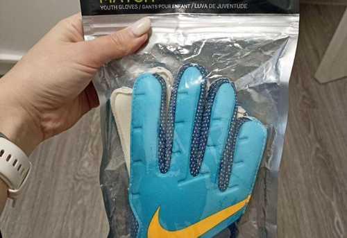 Вратарские перчатки футбольные новые