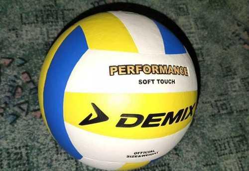 Волейбольный и футбольный мяч Demix