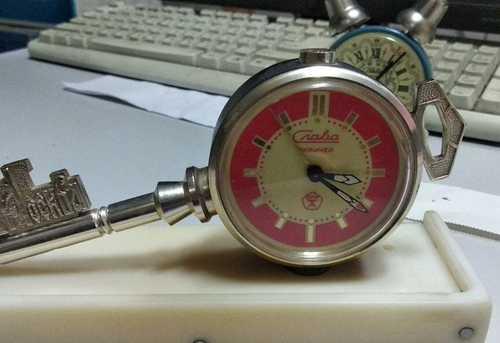 Часы будильник Слава Ключ Москва СССР винтаж