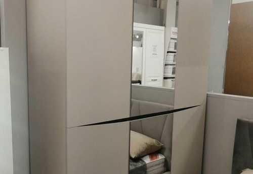 Шкаф распашной с зеркалом новый