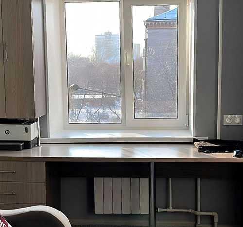 Рабочая зона со шкафом у окна