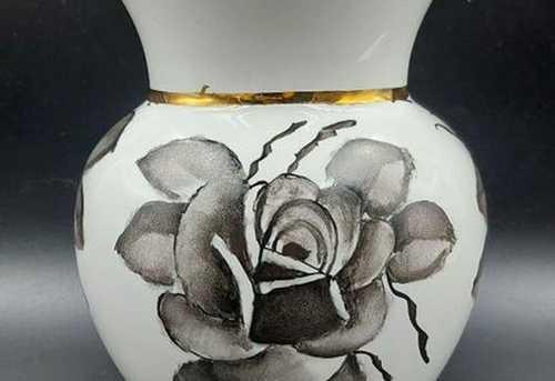 Антикварная ваза для цветов Черные розы