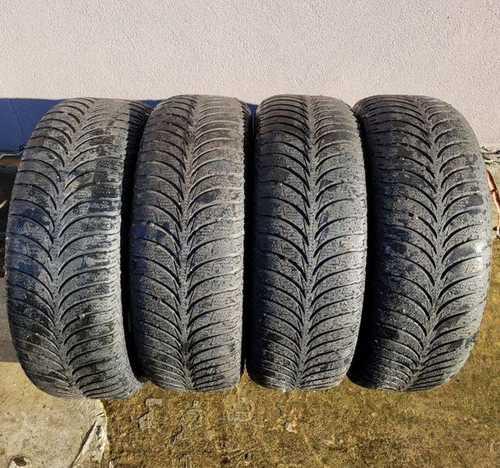 Goodyear UltraGrip Ice  215/65 R16 98V