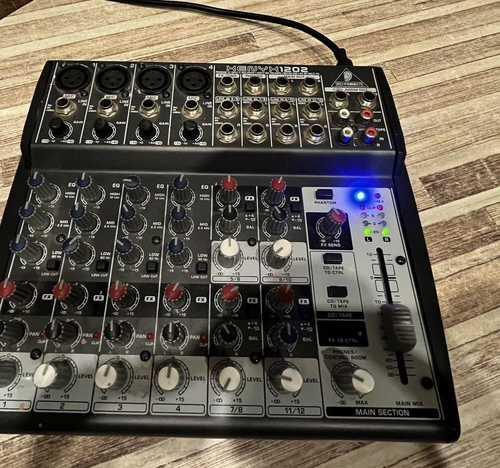 Микшерный пульт Behringer