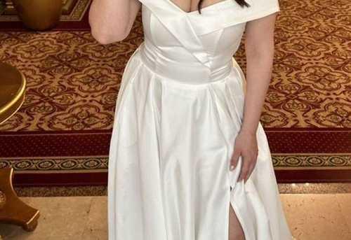 Молочное атласное свадебное платье с корсетом