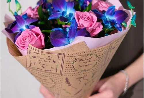 Букет из синих орхидей и розовых роз