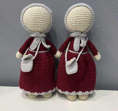 Куколка мусульманка в бордовом платье