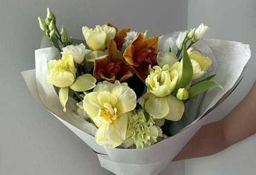 Букет из пионовидных тюльпанов и орхидей