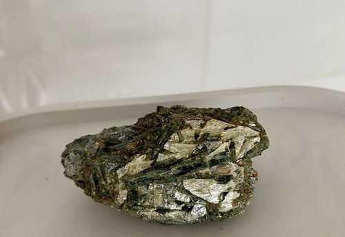 Натуральный камень актинолит кристаллы
