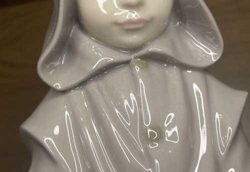 Фарфор Lladro "Девочка в плаще с собакой"