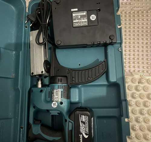 Ленточный шуруповерт makita