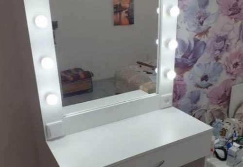 Макияжный белый стол с зеркалом