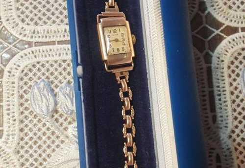 Женские золотые с браслетом часы Заря cccр