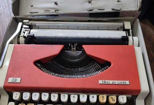 Пишущая машинка в чемодане
