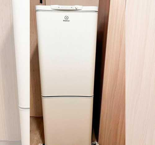 Холодильник Indesit C132G.016