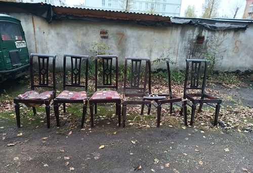 Старые деревянные стулья в реставрацию