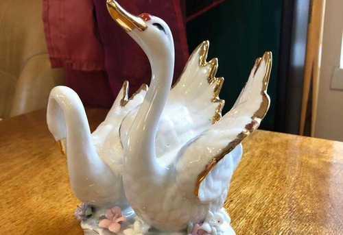 Фарфоровая статуэтка "Лебеди"