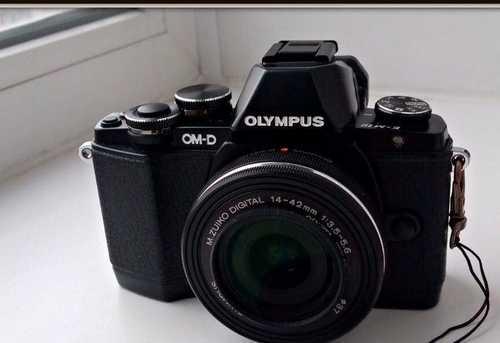 Цифровой Olympus OM-D E-M10 + 14-42 "блинчик"