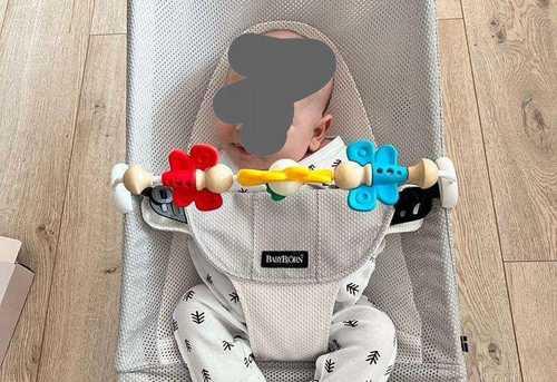 Шезлонг babybjorn soft mesh с игрушкой