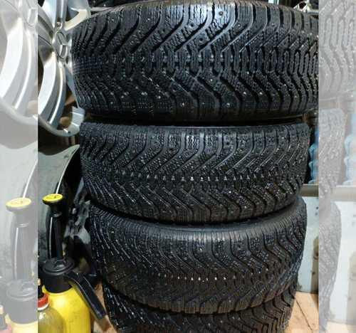 Goodyear UltraGrip 500 215/60 R16 99T