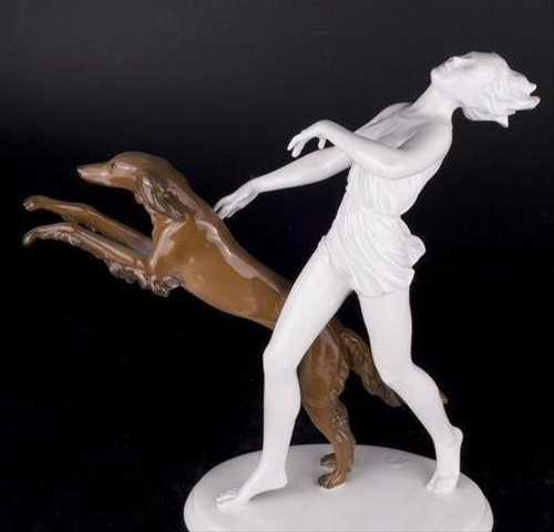 Фарфоровая статуэтка ар-деко, "Бегущая с собакой"